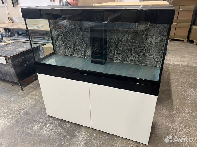 Аквариум в отделке чб акрил на 400 литров