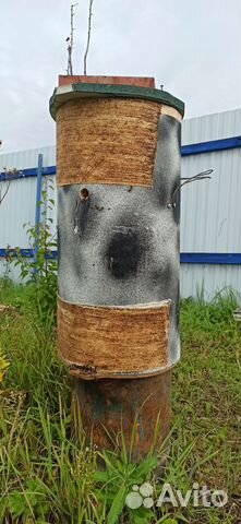 Колода с пчелами и мёдом